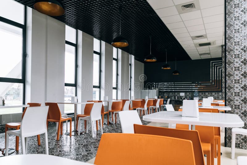 Moderne leere Kantine stockfoto. Bild von stuhl, tabelle - 113977758