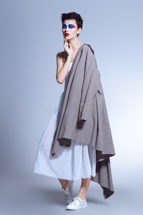 Modieuze vrouwelijk stock foto. Afbeelding bestaande uit ...