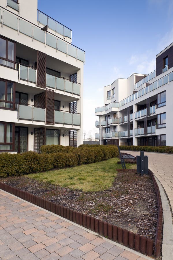 Moderne Rijtjeshuizen stock afbeelding. Image of buurt - 26515653