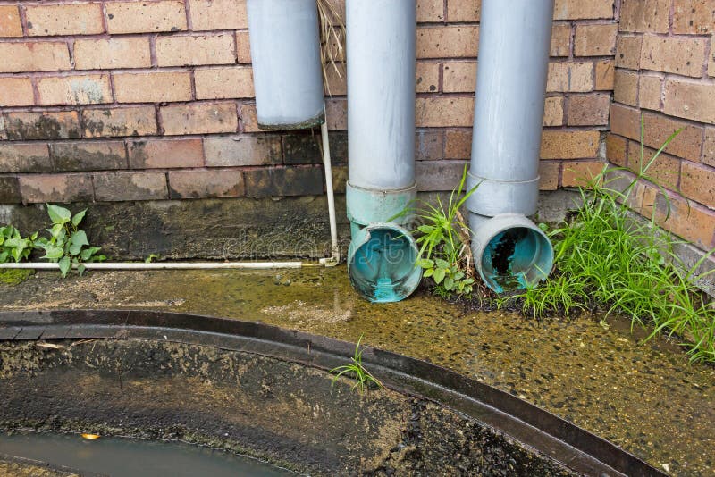 Moderne Plastic Rioolbuis Met Stromend Regenwater Stock Foto - Image of ...