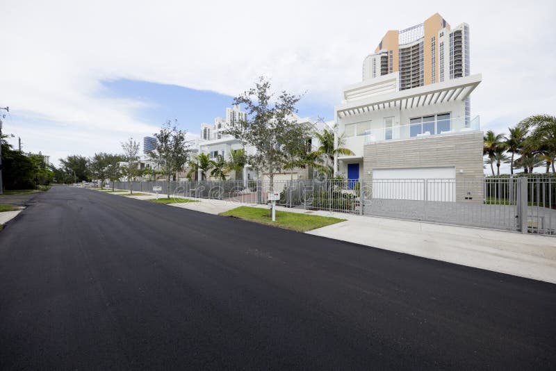 Moderne Rijtjeshuizen Gouden Kusten Redactionele Foto - Afbeelding ...