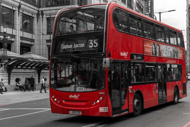 Moderne Rode Bus in Londen Bishopsgate Redactionele Stock Afbeelding ...