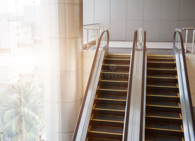 Moderne Rolltreppen, Chromrolltreppen Schwarzweiss, Monochro Stockfoto ...