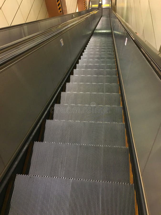 Roltrap in Communautaire Wandelgalerij, Winkelcentrum Het Bewegen Zich ...