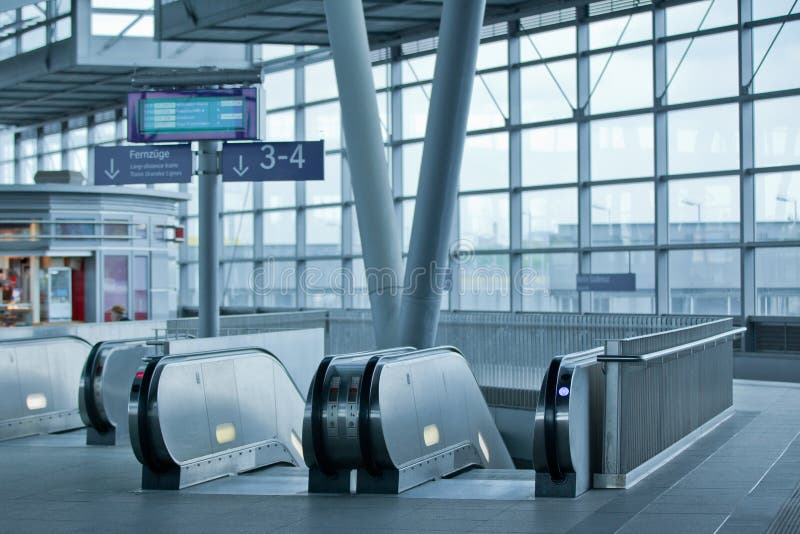 Moderne roltrap en treden stock foto. Image of roltrap - 12811662