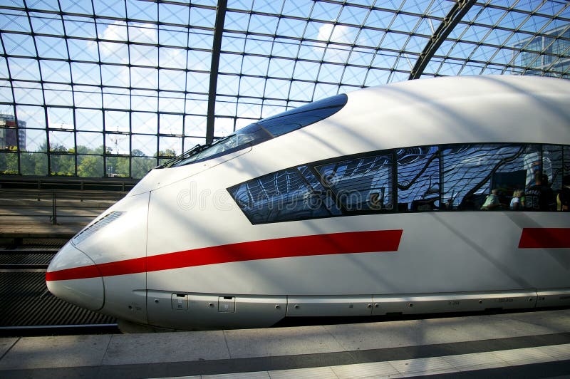 Moderner Zug in Der Hauptverkehrszeit, Stockholm-Station Stockfoto ...