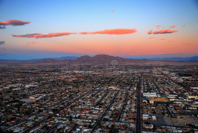 11,584 Moderne Stadt Mit Berg Sonnenuntergang Stock Fotos - Freie ...