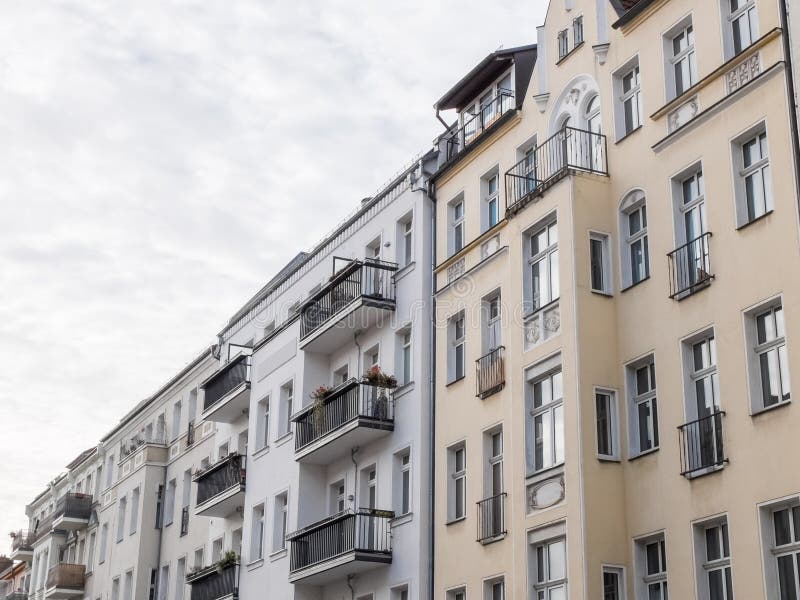 Moderne Stedelijke Rijtjeshuizen in Schaduwen Van Grijs Stock Foto ...
