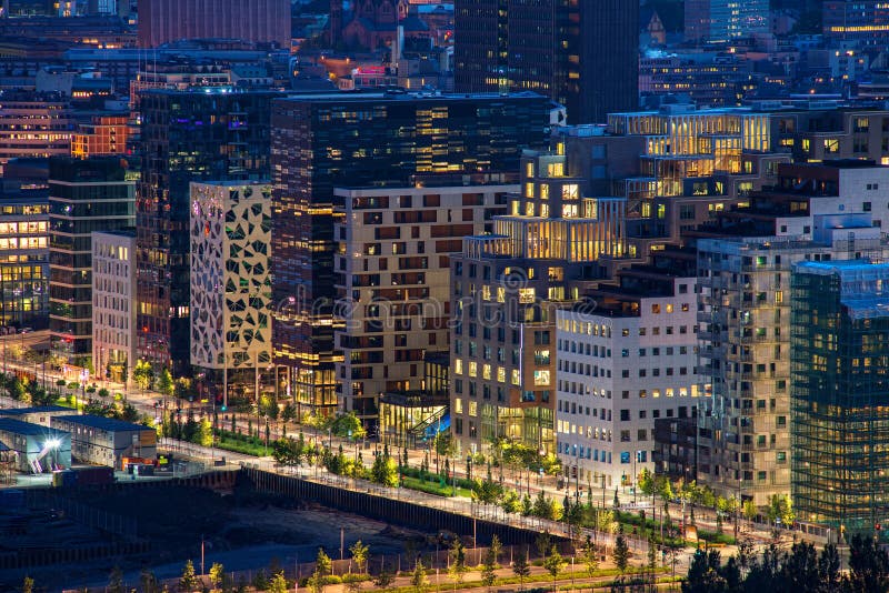 Moderne Straat in De Stads Commercieel Van Oslo Centrum, Noorwegen ...