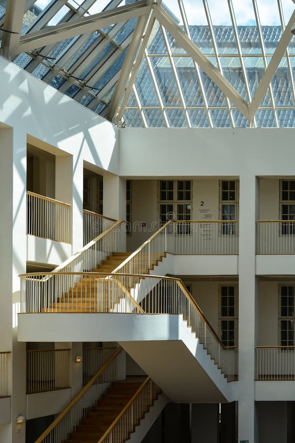 Moderne Trap in Het Atrium, Deens Nationaal Museum, Kopenhagen ...