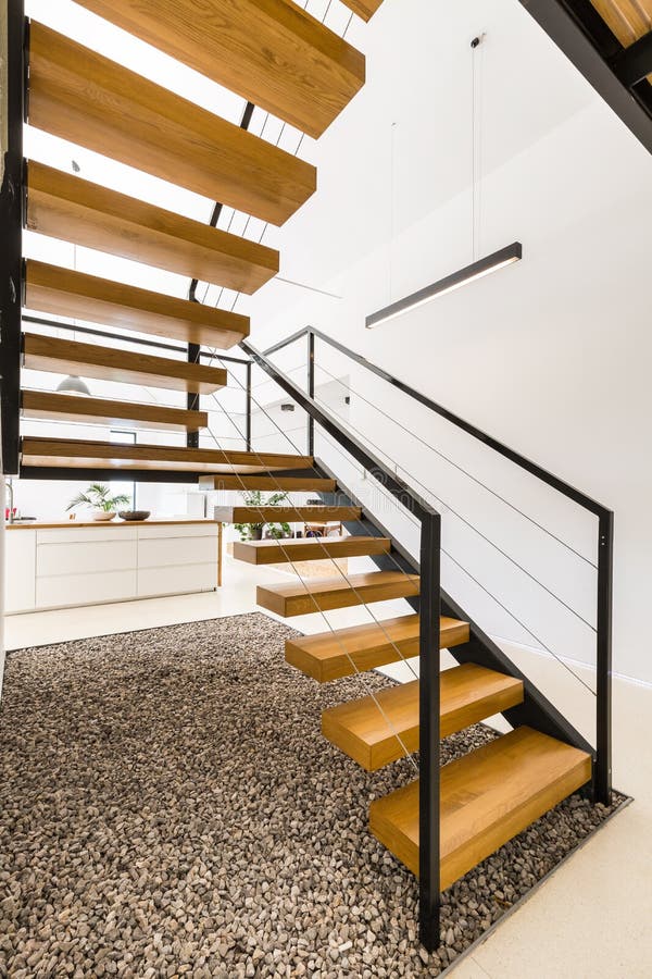 Moderne Trap in Modieus Huis Stock Foto - Image of zaal, bezit: 59439164