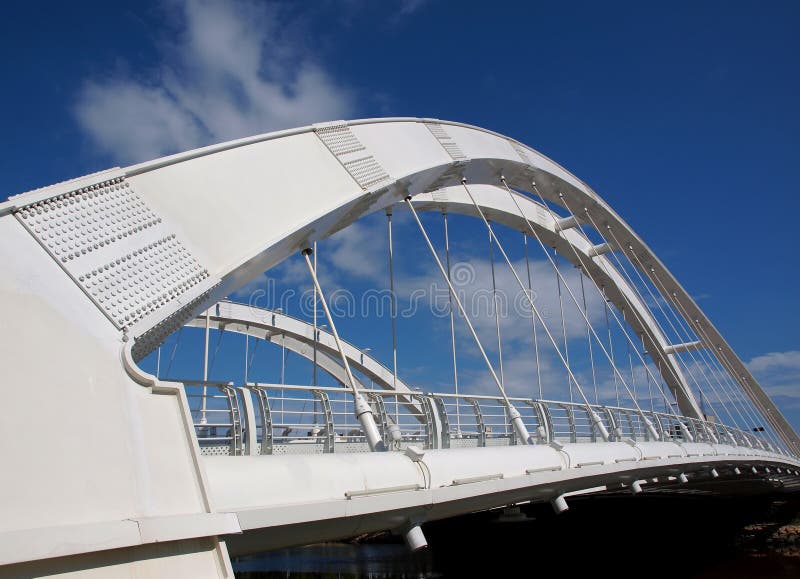 Moderne Voetbrug Met Dubbele Bogen Stock Afbeelding - Image of boog ...