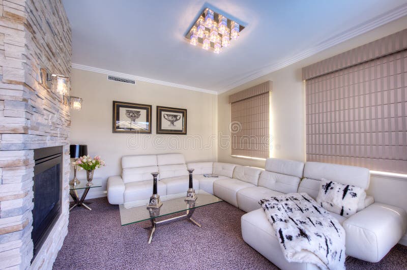 Moderne Woonkamer Met Witte Bank Stock Afbeelding - Image of ...