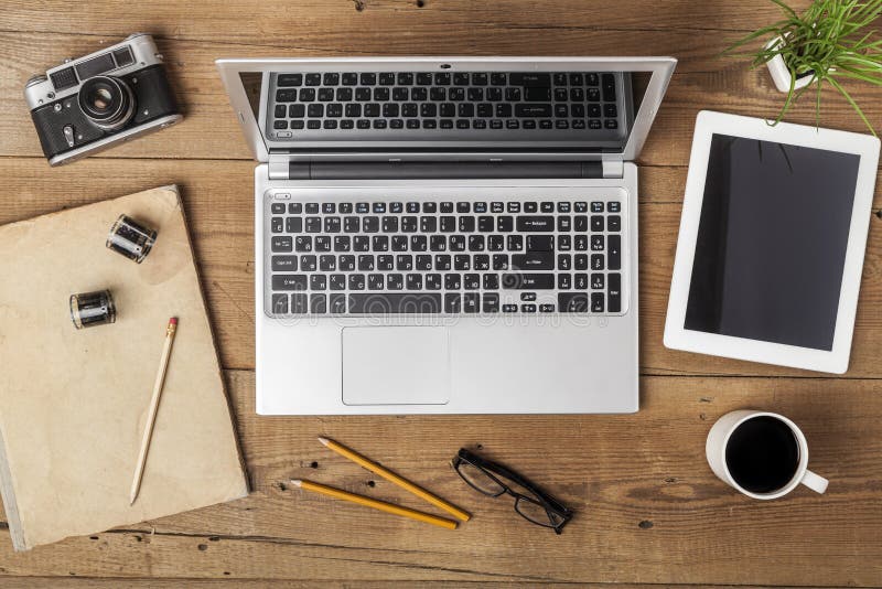 Moderner Arbeitsplatz Mit Laptop- Und Tabletten-PC an Stockfoto - Bild ...