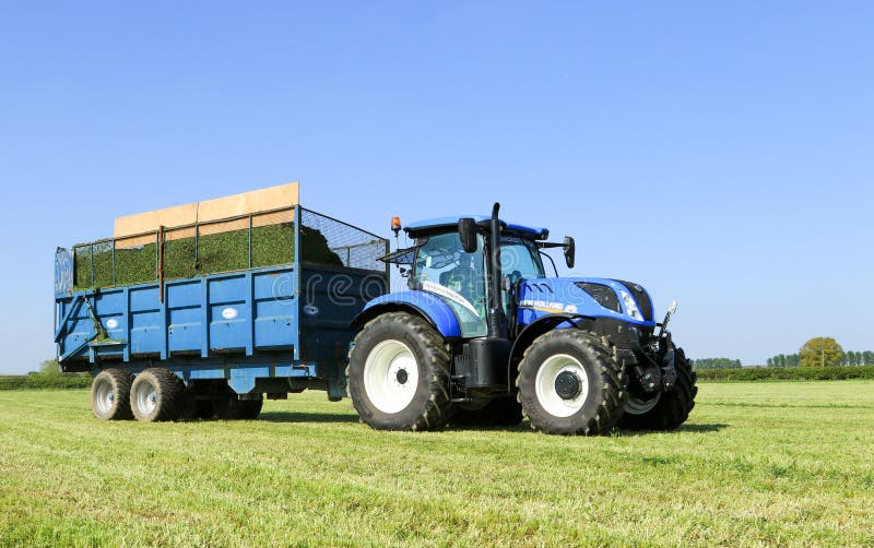 Moderner Blauer Traktor, Der Einen Anhänger in Der Rasenfläche Zieht ...