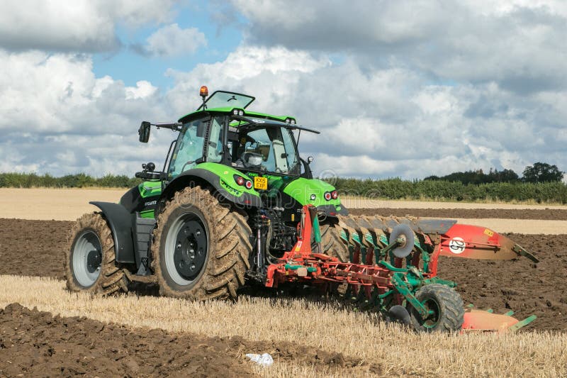 Moderner Deutz Fahrenheits-Traktor, Der Einen Pflug Zieht ...