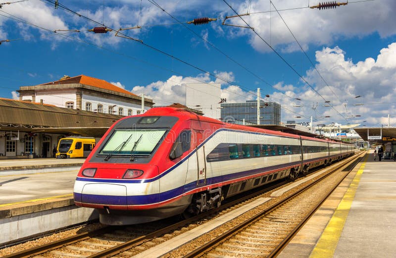 Moderner Elektrischer Zug an Porto--Campanhastation Stockbild - Bild ...