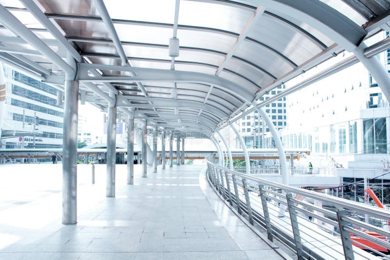 Moderner Gehweg Der Rolltreppe Stockbild - Bild von bahnhof, leuchte ...