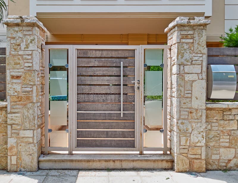 Moderner Hauseingang stockfoto. Bild von tür, grundstück - 76379002