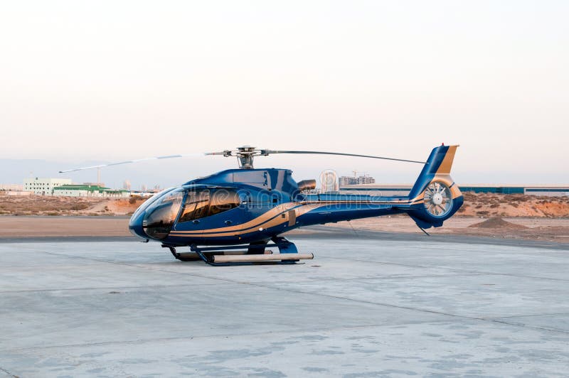 Moderner Hubschrauber am Hubschrauber-Landeplatz Stockbild - Bild von ...