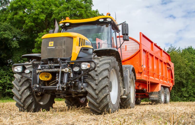 Moderner Fendt Traktor, Der Einen Pflug Zieht Redaktionelles ...