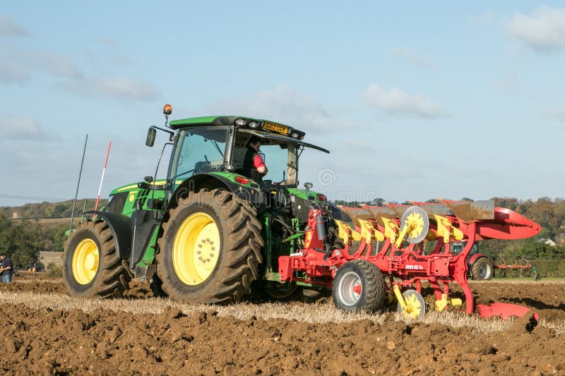 Moderner John Deere-Traktor, Der Einen Pflug Zieht Redaktionelles ...