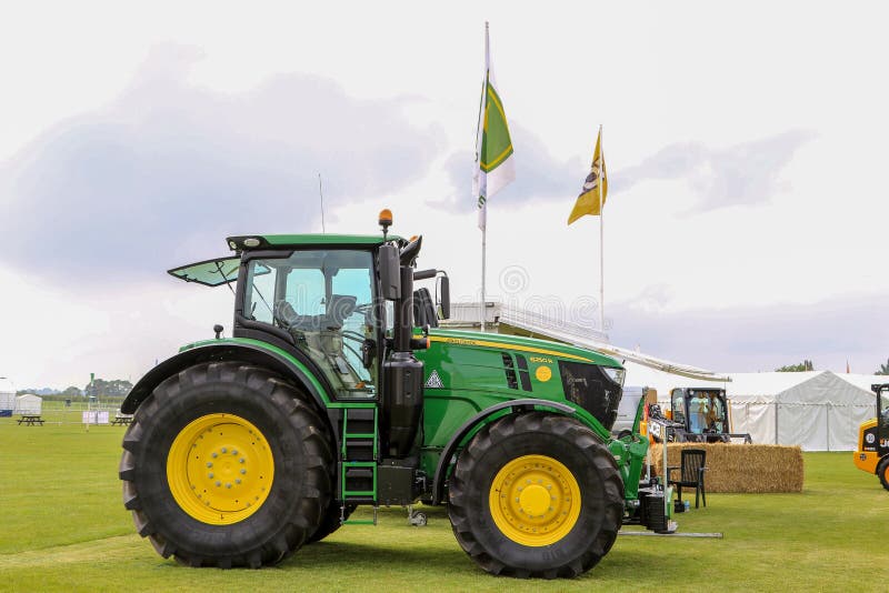 Moderner John Deere-Traktor Geparkt an Einer Show Redaktionelles ...