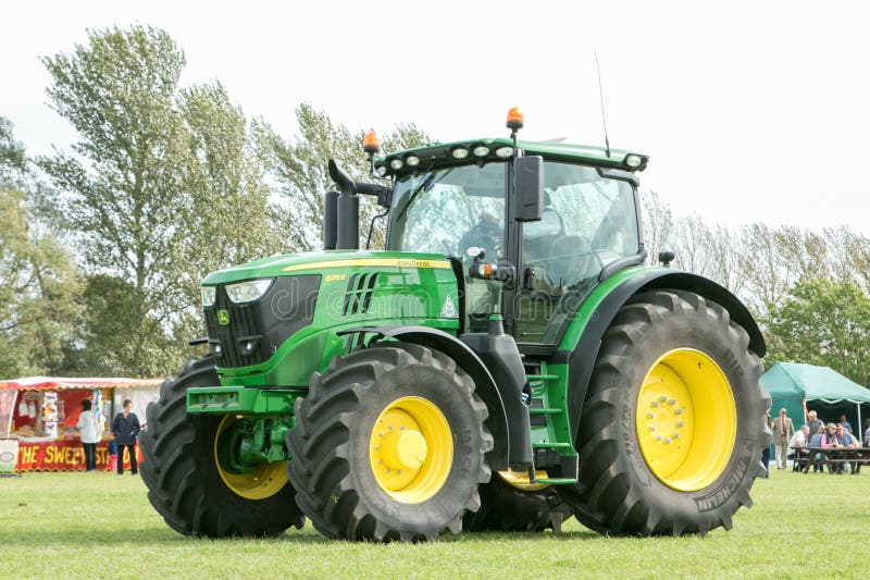 Moderner John Deere-Traktor Geparkt In Der Scheune Redaktionelles Bild ...