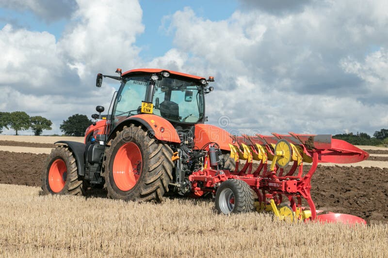 Moderner Kubota-Traktor, Der Einen Pflug Zieht Redaktionelles Stockfoto ...