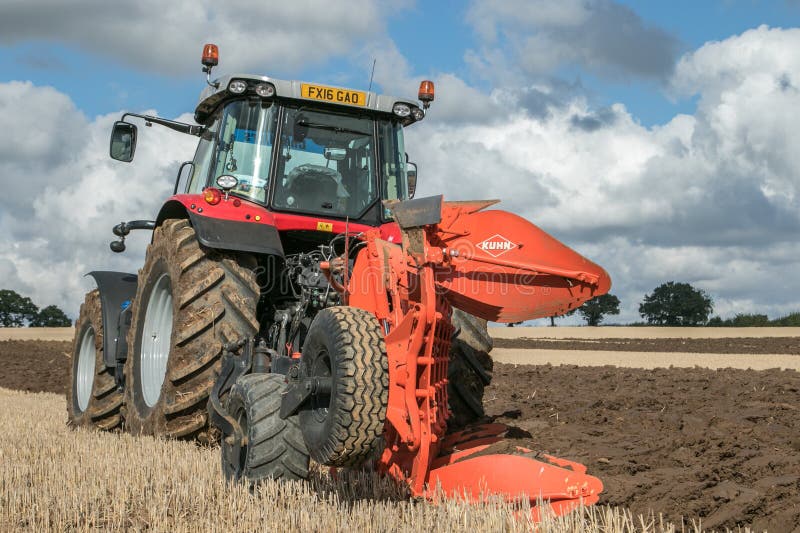 Moderner Massey Ferguson-Traktor, Der Einen Pflug Zieht Redaktionelles ...