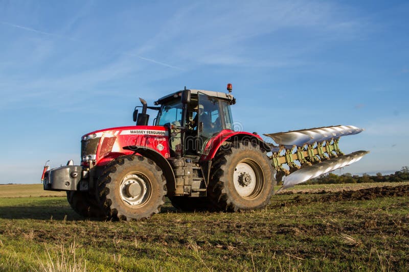 Moderner Massey Ferguson-Traktor, Der Einen Pflug Zieht Redaktionelles ...