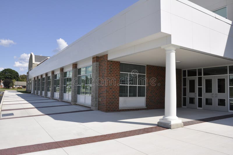 Moderne Schule Mit Abgedecktem Crosswalk Stockbild - Bild von ...