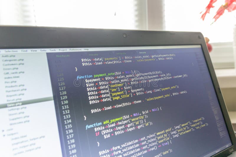 Moderner Softwareentwicklungshintergrund: Netter Schauender Laptop Mit ...