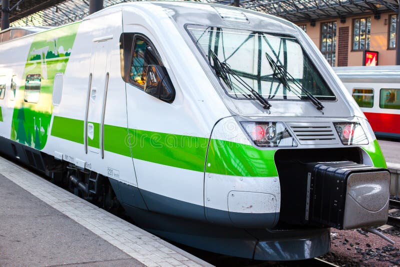 Moderner Zug an Der Station Stockfoto - Bild von zieleinheiten ...