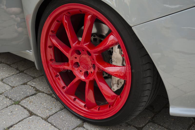 Modernes Autorad Mit Einer Leichtmetallscheibe. Low-Chassis Stockfoto ...