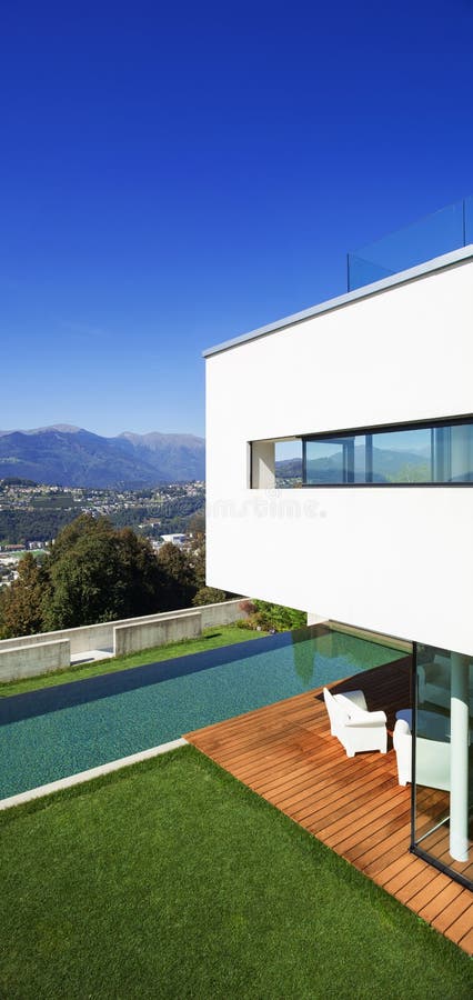 Modernes Haus, mit Pool stockfoto. Bild von exemplar - 109479390