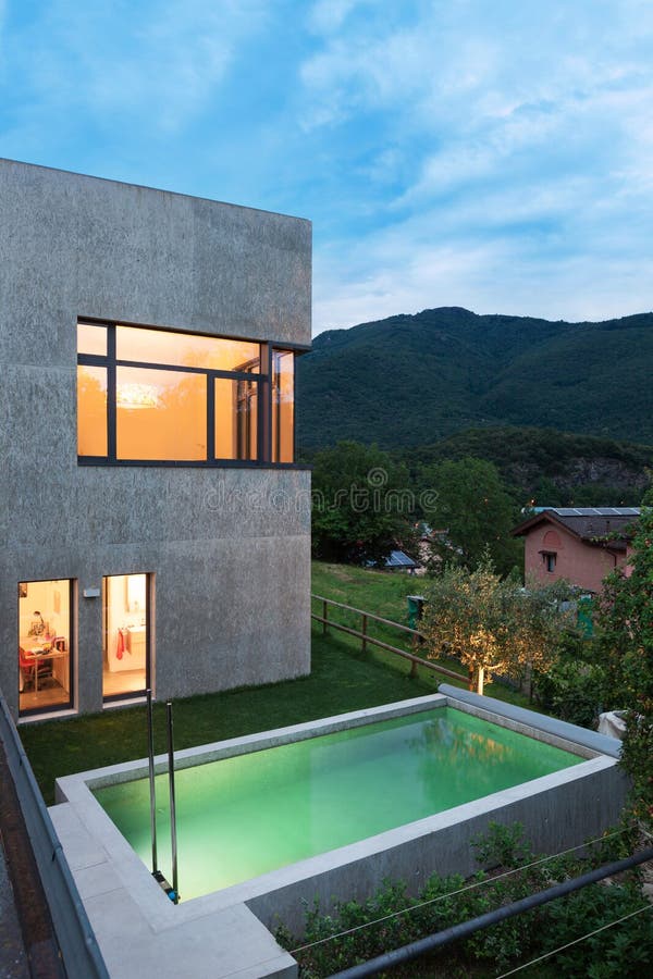 Modernes Haus mit Pool stockfoto. Bild von gehäuse, haupt - 57693106