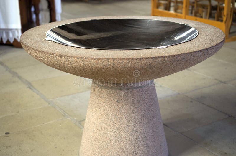 Moderner Taufstein stockfoto. Bild von wasser, metall - 75214602