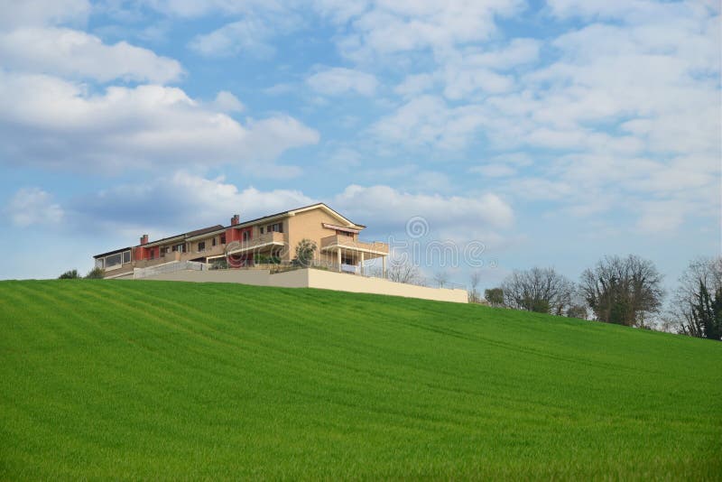 Moderno Edificio De Apartamentos En Una Hermosa Colina Verde Foto de ...