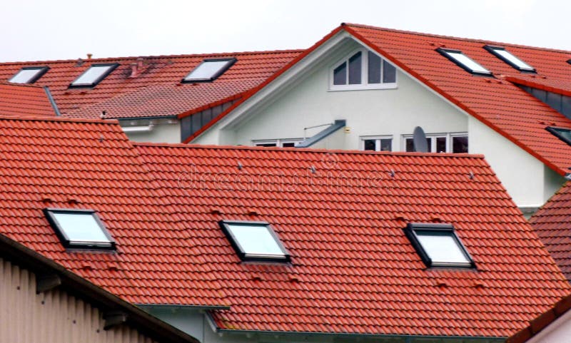 Modernos Edificios Residenciales Con Techos De Tejas Rojas Naturales Y ...