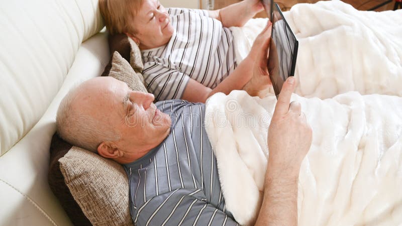 Äldre man med nacksmärta fotografering för bildbyråer. Bild av skada ...