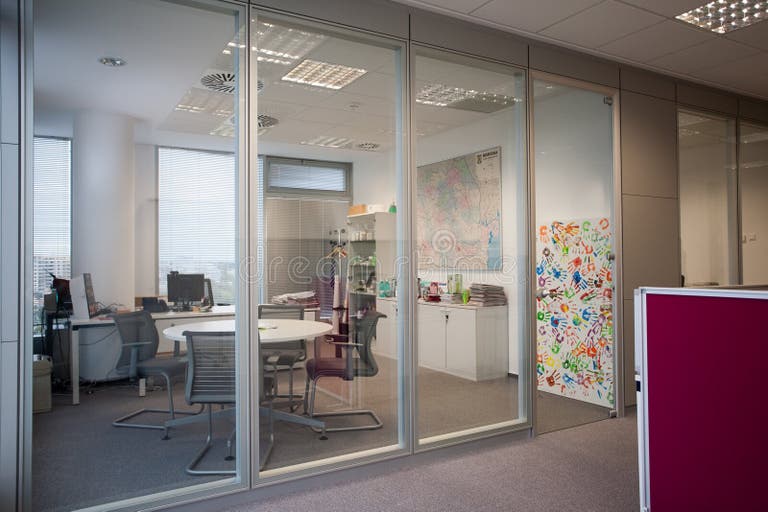 Modernt kontor redaktionell bild. Bild av formgivare - 46497581