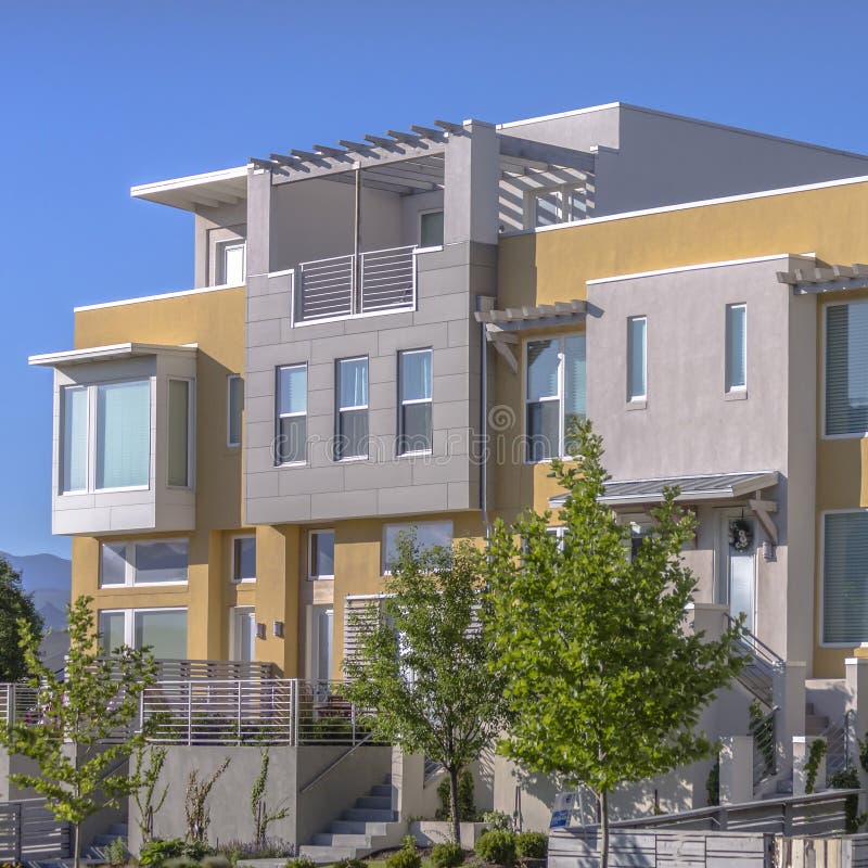 Modernt Radhus Med Trappa Och Balkong I Utah Fotografering för ...