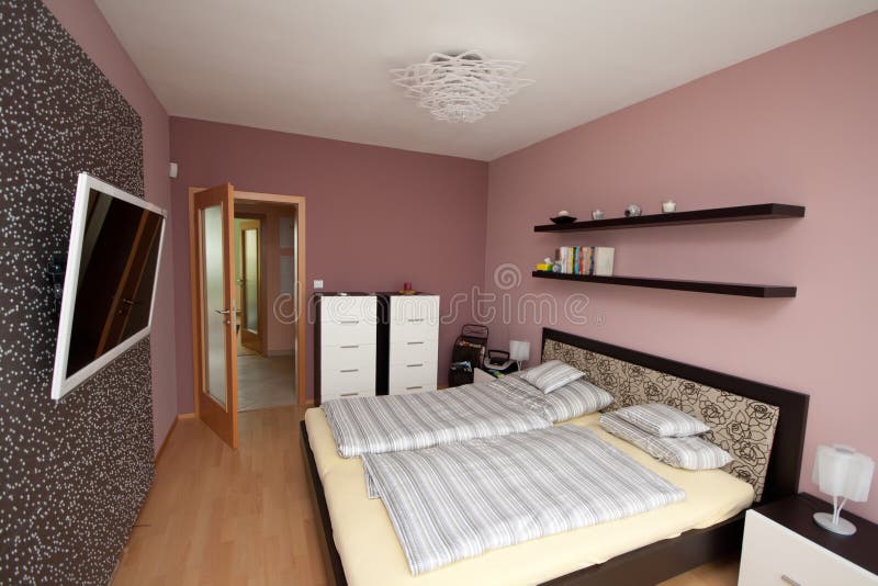 Modernt sovrum arkivfoto. Bild av kuddar, steg, passat - 35534344