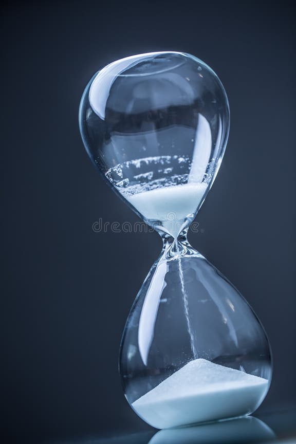 Modernt Timglas I Springtid I Studioljus Arkivfoto - Bild av objekt ...