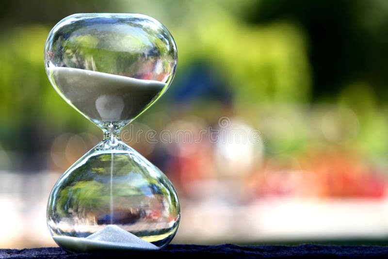 Modernt Timglas I Hammare För Springtid Och Rättvisapå Trätabellen ...