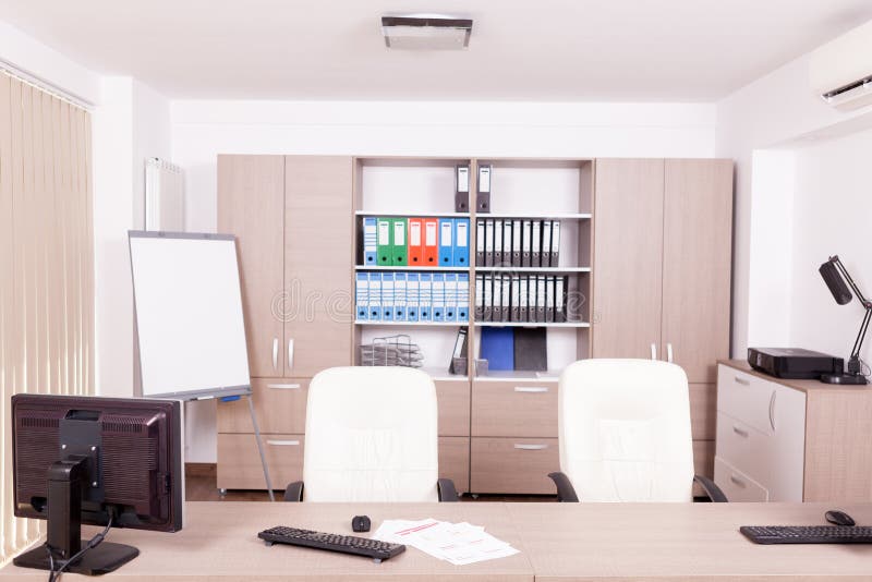 Tomt Kontorsrum Med Datorer Och Skrivbord Fotografering för Bildbyråer ...