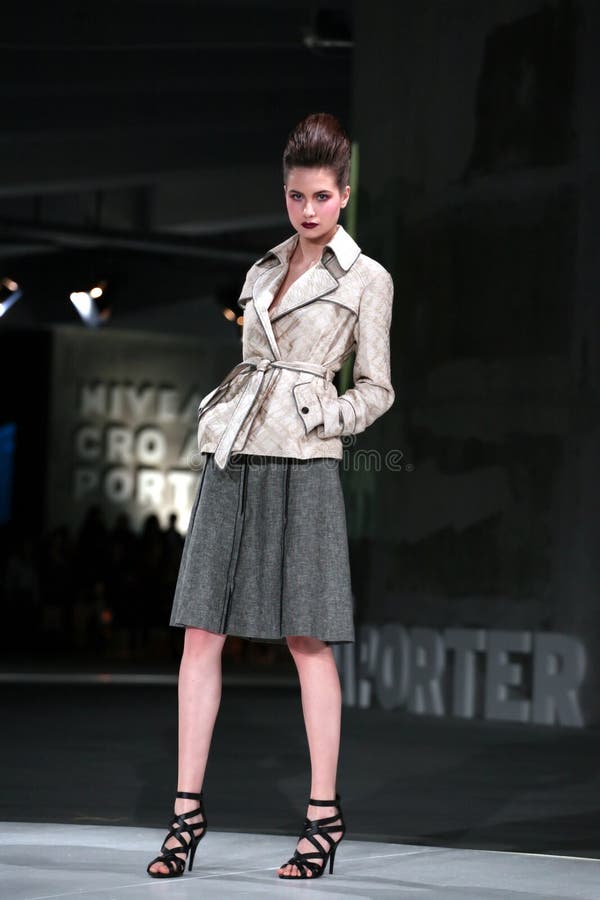 Das Weibliche Modell an Der Modeschau Valentin Yudashkin in Der Moskau ...