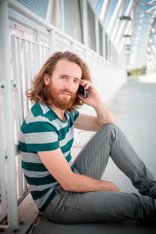 Modieus Hipstermodel Met Lange Rode Haar En Baardlevensstijl Stock Foto ...