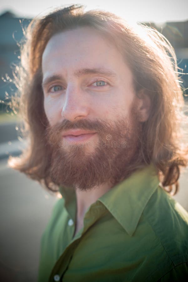 Modieus Hipstermodel Met Lange Rode Haar En Baardlevensstijl Stock ...